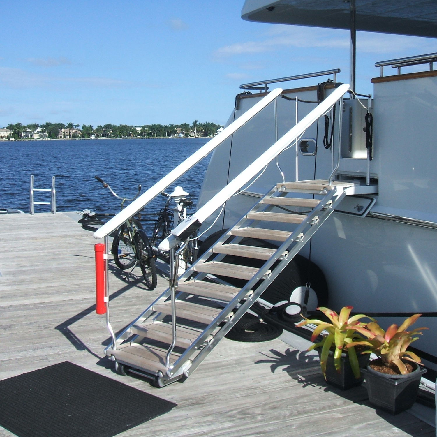 Scaletta per yacht - BOX ENCLOSURE - Mar Quipt - a scomparsa ...