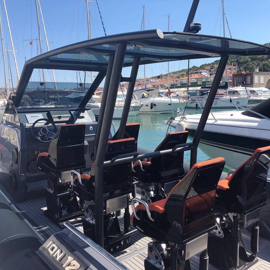 Gli scafi Evo 2 offrono un livello di stabilità molto elevato ad alte ...